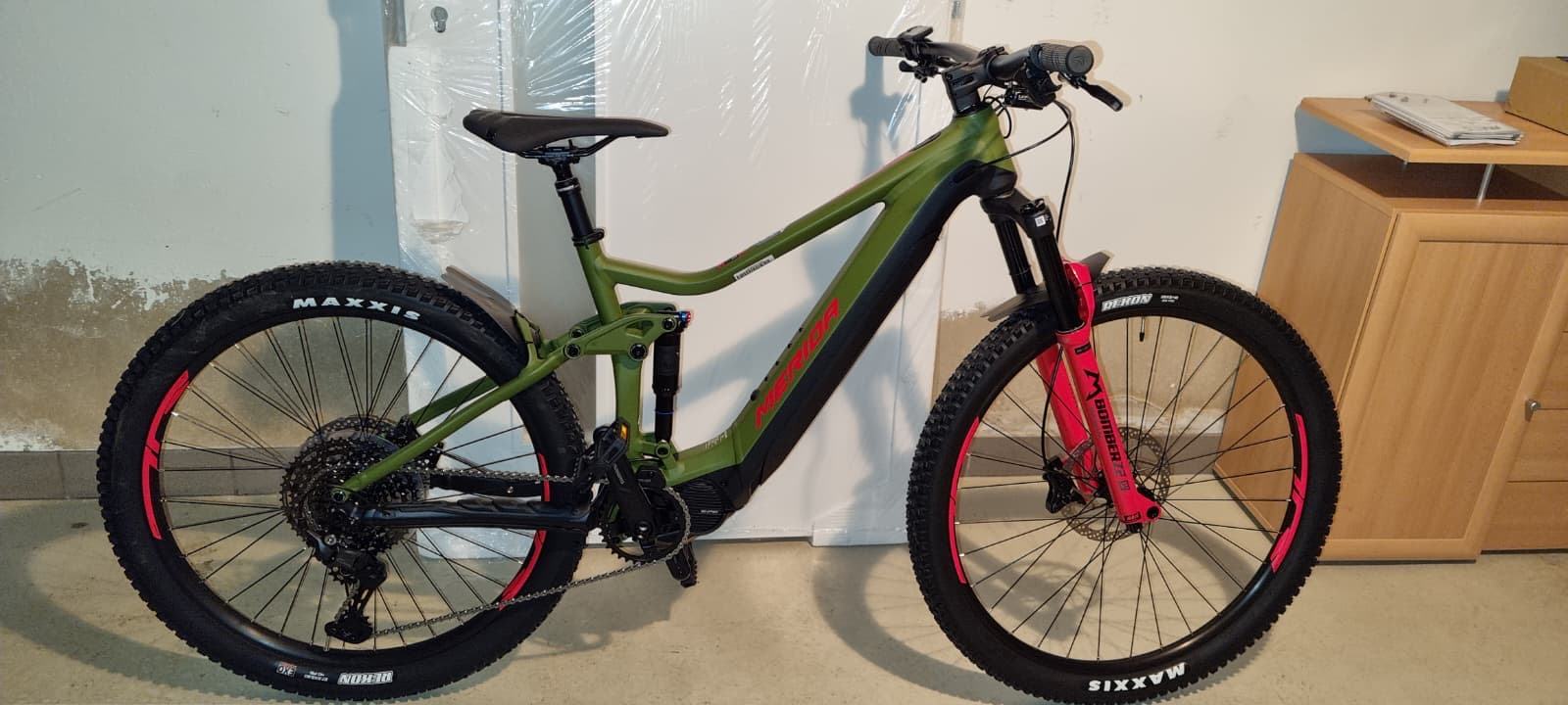 Prodajem NOVI MERIDA EONE-FORTY 500 MTB električni bicikl