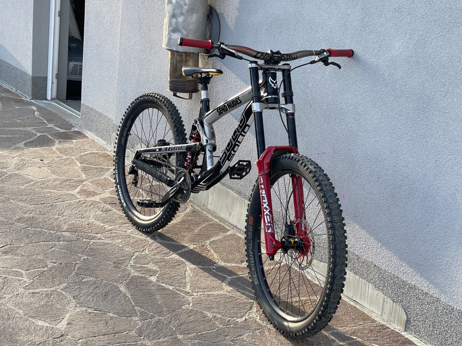 Solid strike EVO downhill bicikl