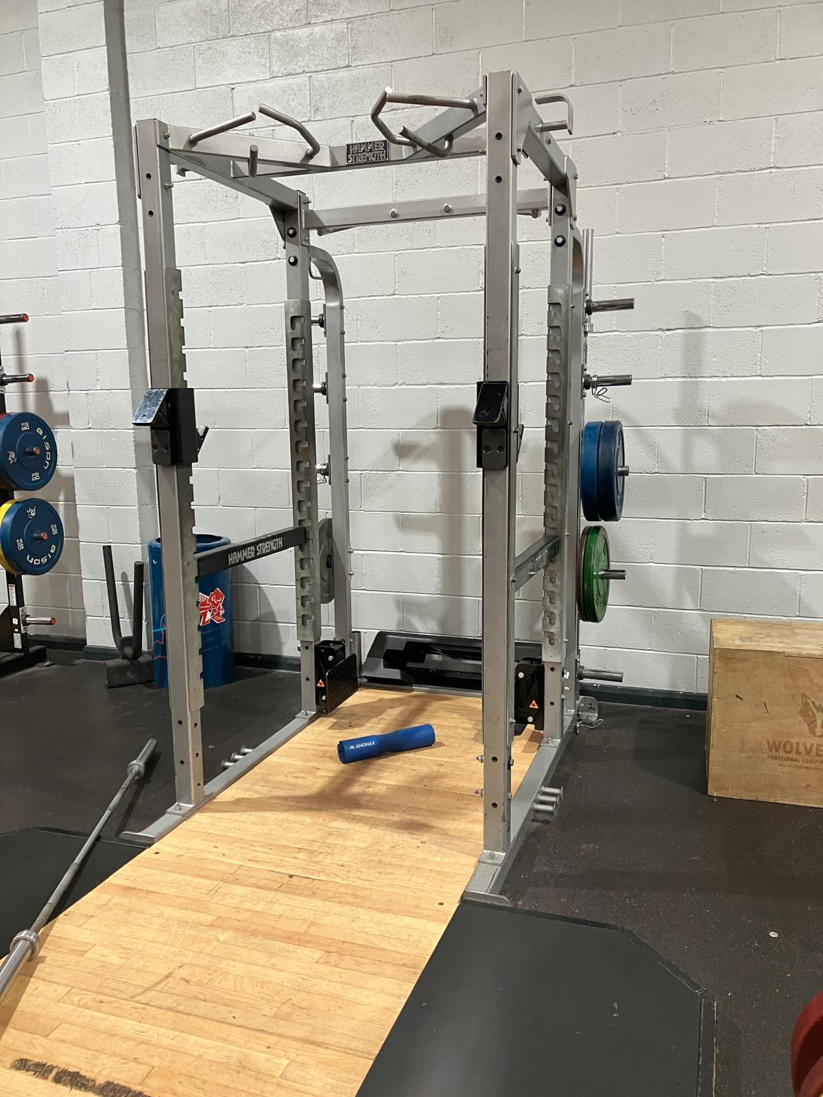 Life Fitness Hammer Strength komplet 4xHD Elite Half Rack sa platformo