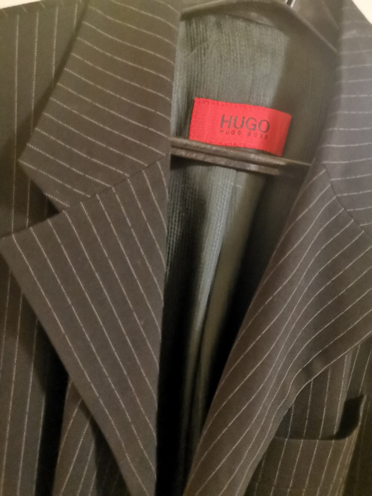 HUGO BOSS odijelo, veličina 54, crno sa svijetlim prugama