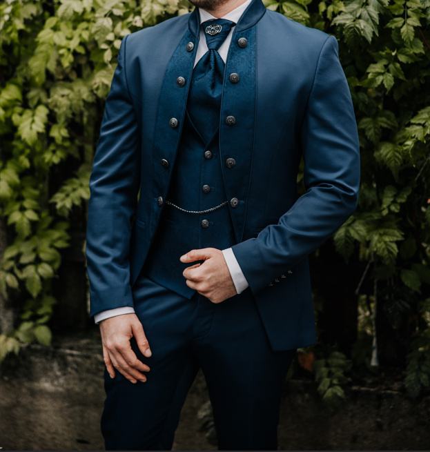 Svečano elegantno muško odijelo za svadbu