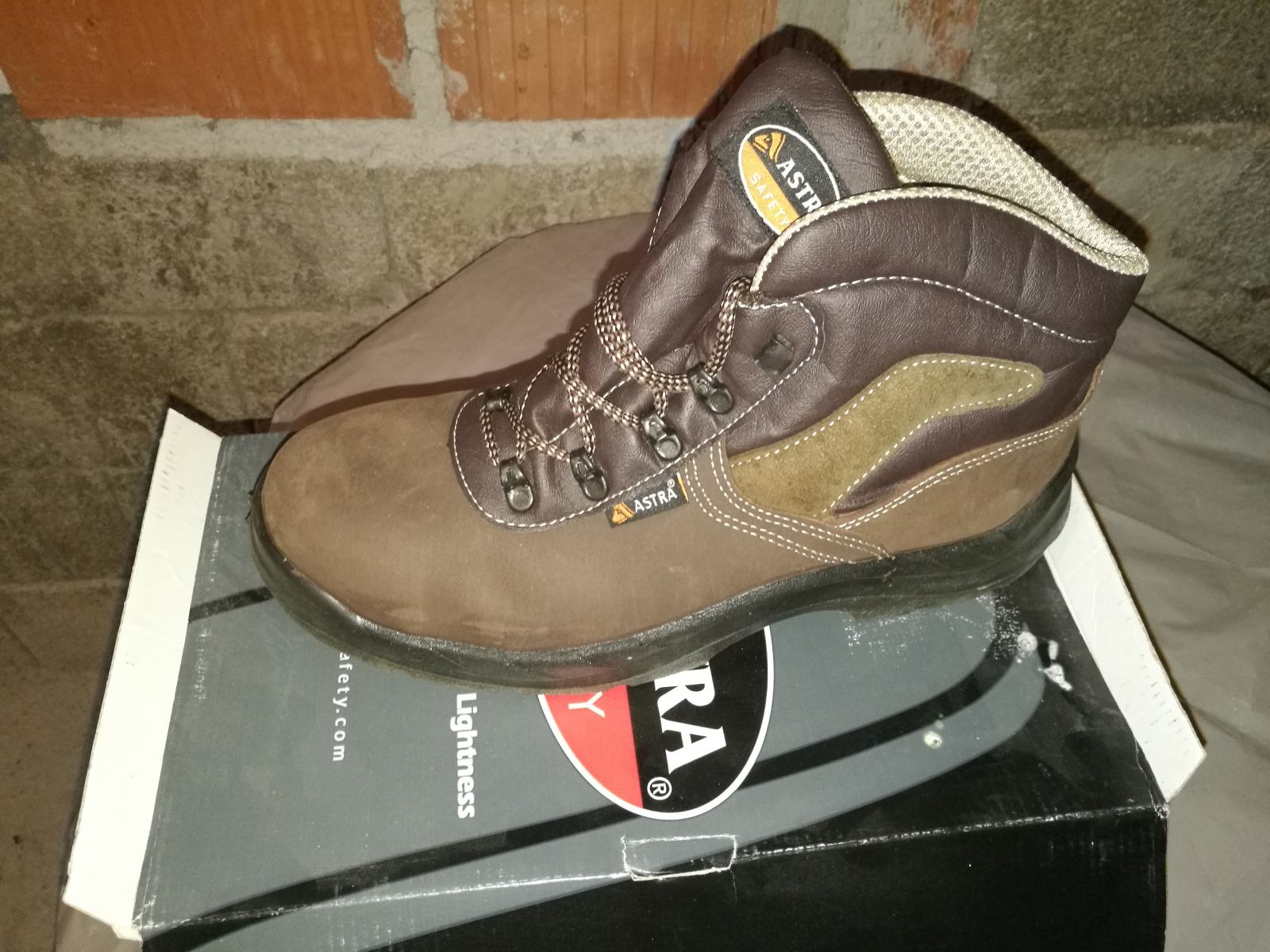Prodajem nove radne, zaštitne cipele astra safety