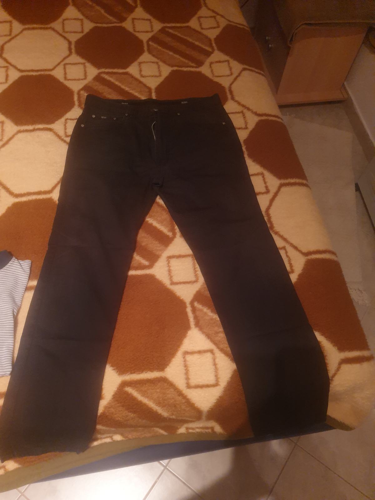 Hugo boss crne hlace