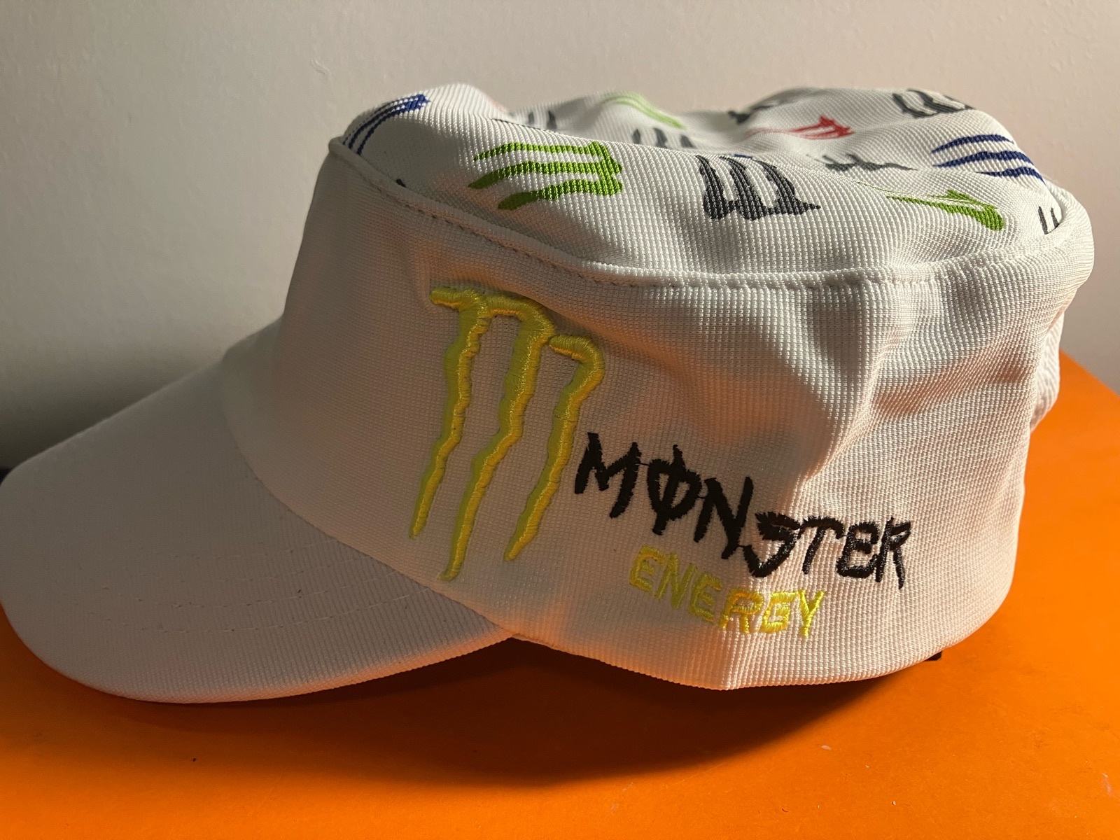Monster Energy bijela kapa šilterica - nova sa etiketom