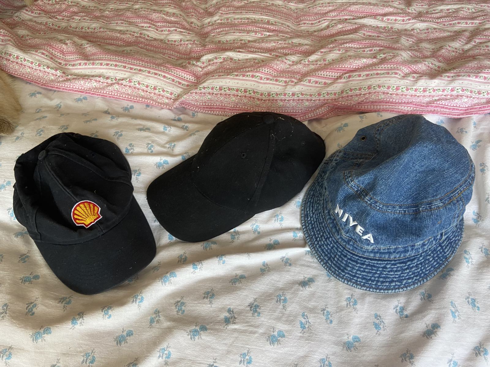 Reklamna kapa šilterica Shell i Nivea jeans kapa i crna šilterica