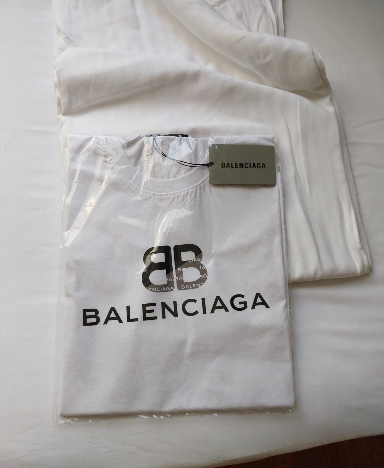 Balenciaga, Moncler i Prada majce