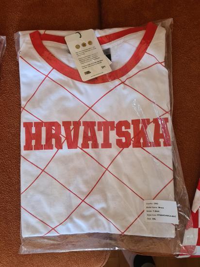 ova navijacka majica. Imam sve velicine. Jako kvalitetna