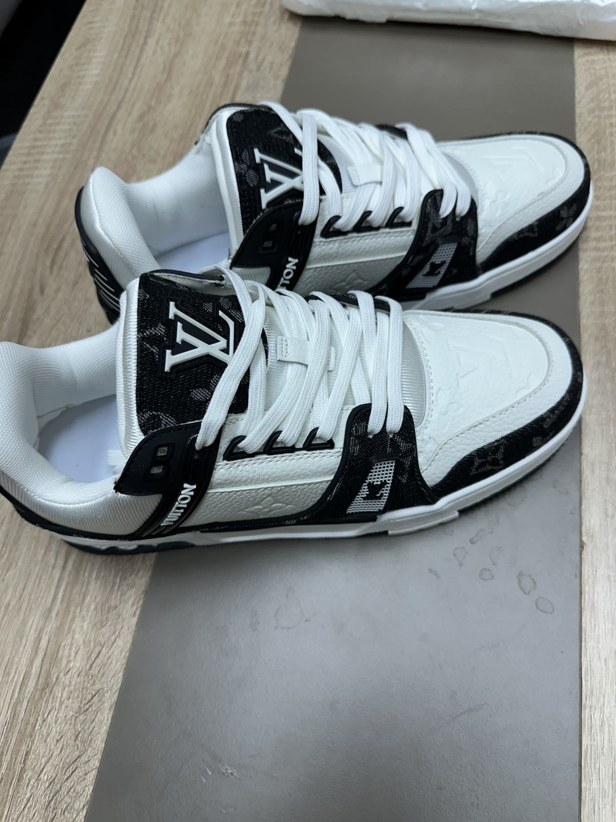 Louis vuitton tenisice 44. Novo