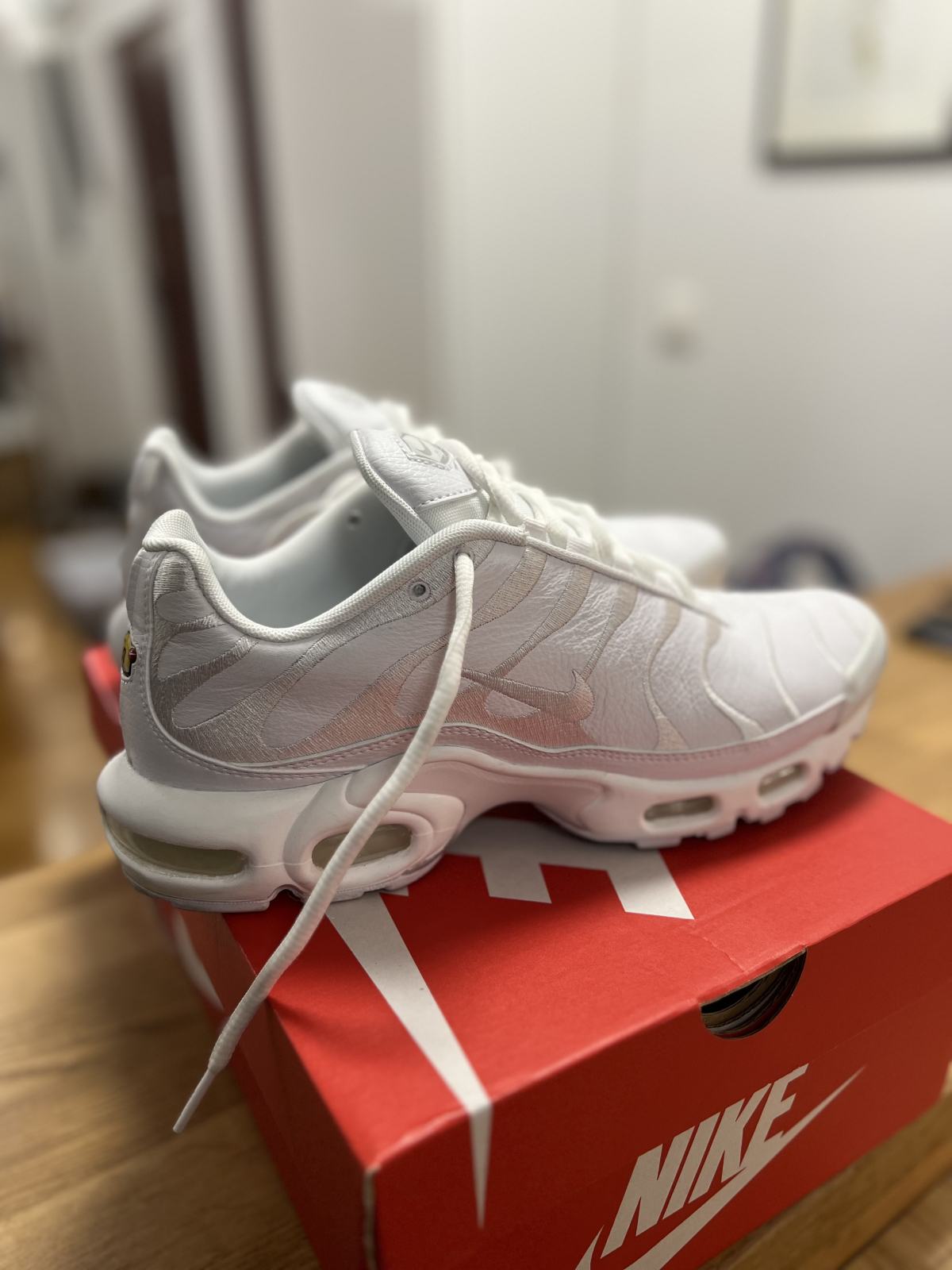 Potpuno nove bijele Nike Air Max Plus Tn tenisice - veličina 43