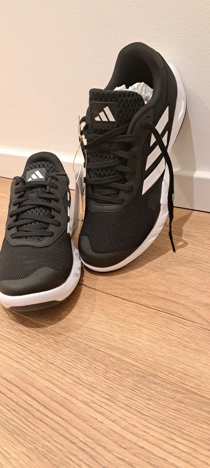 tenisice adidas 42 2/3 NOVO