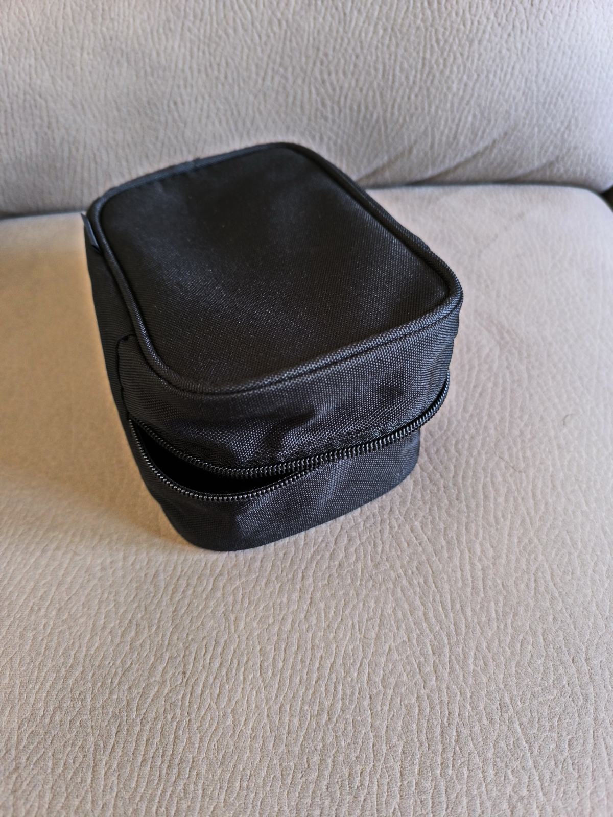 Novi crni neseser SENNHEISER od kvalitetne čvrste tkanine