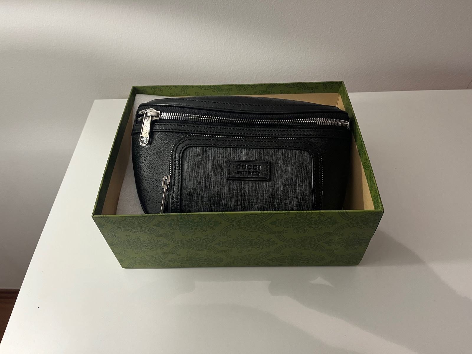 Gucci muska torbica 150 eura