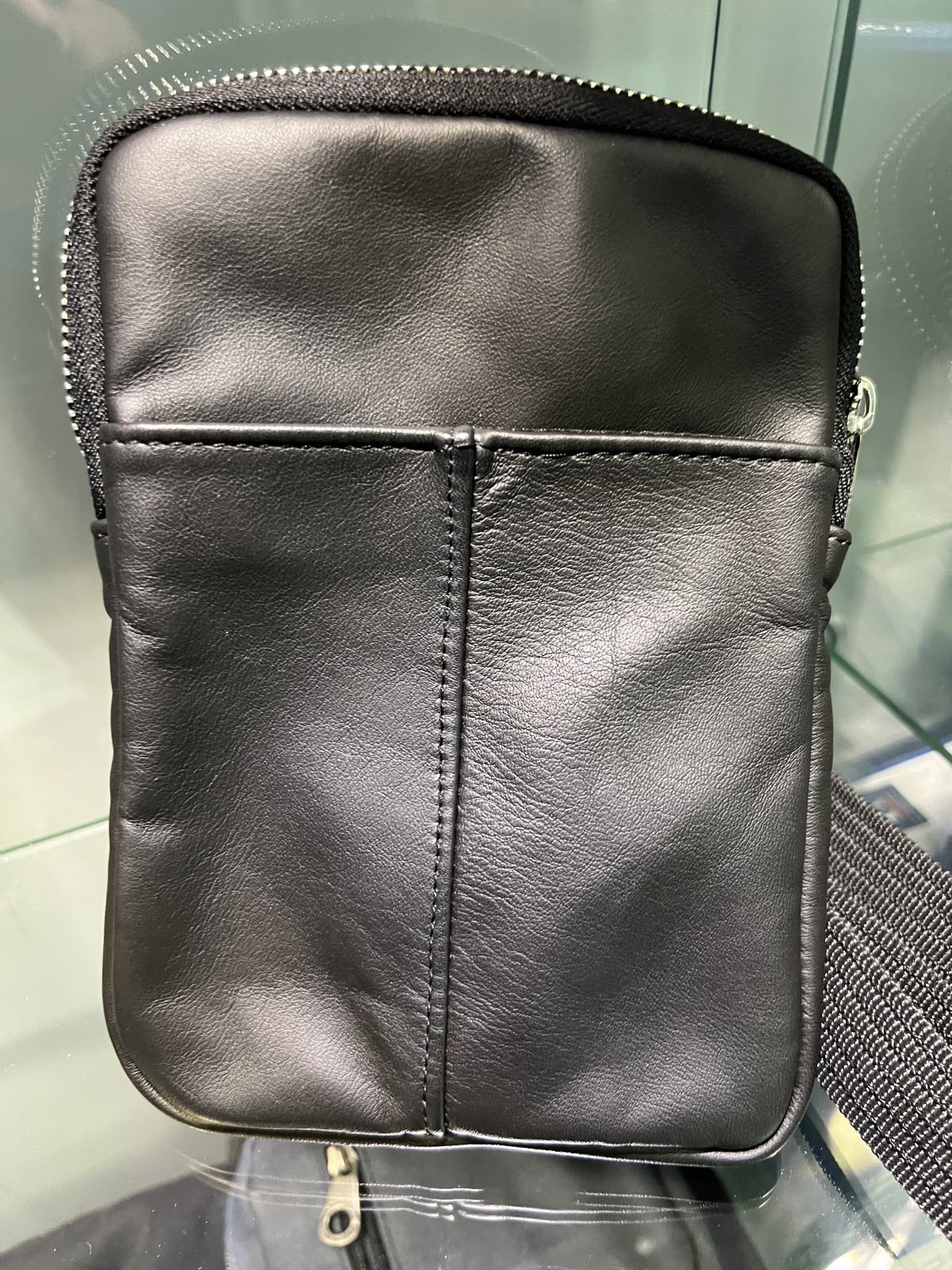 Torbica muška oko jednog ramena kožna ručni rad crna,NOVO,RAČUN!