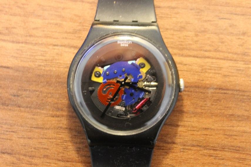 Neispravan crni Swatch sat