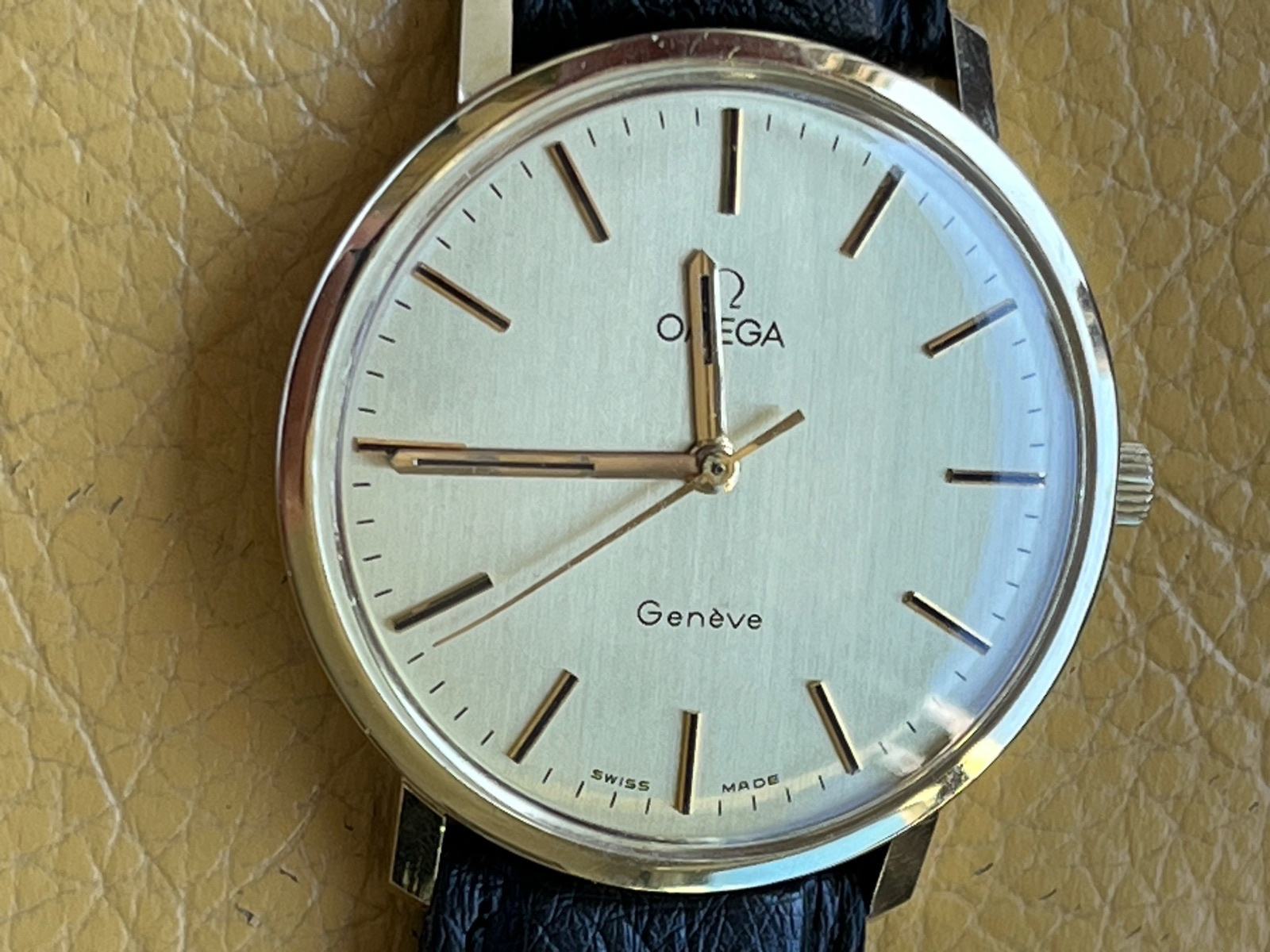 Omega muški sat zlatni/akcija