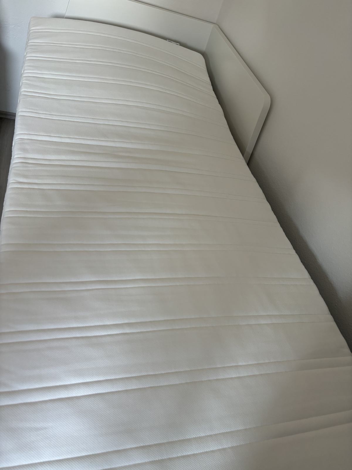 Prodajem dva Ikea nadmadraca Tuddal 90x200 cm od pjene svaki 60 eura