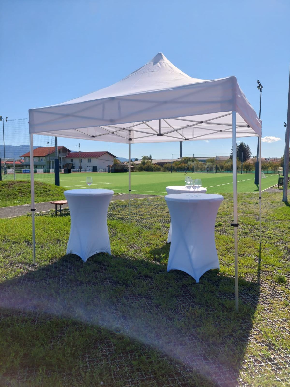 Najam profesionalnih šatora 3x3m i barskih stolova