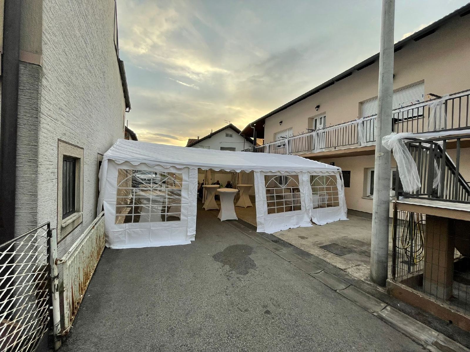 NAJAM ŠATORA, BARSKIH STOLOVA I SUNCOBRANA