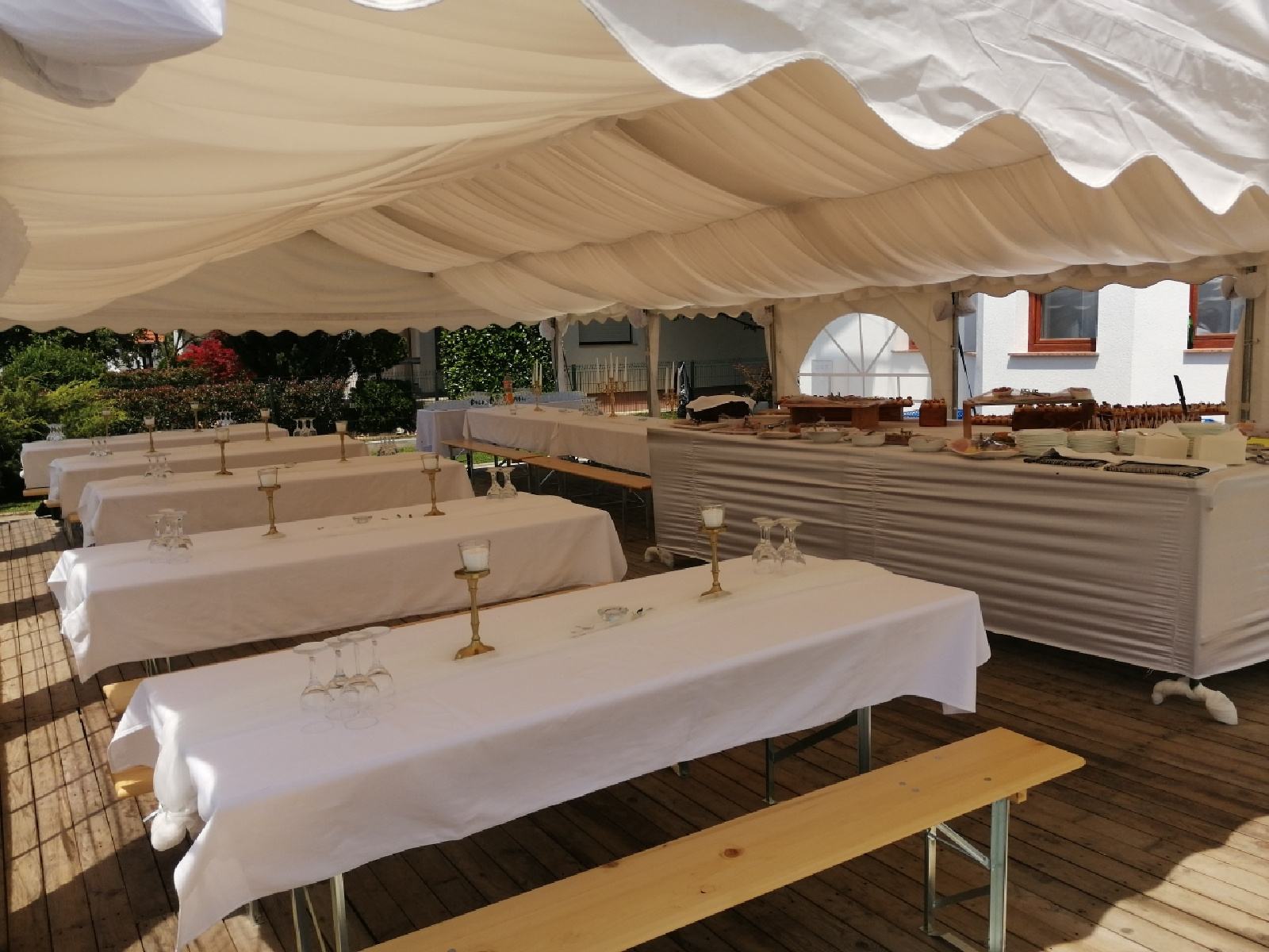 Najam šatora, poda, frižidera, stolova, roštilja, suncobran, beštek