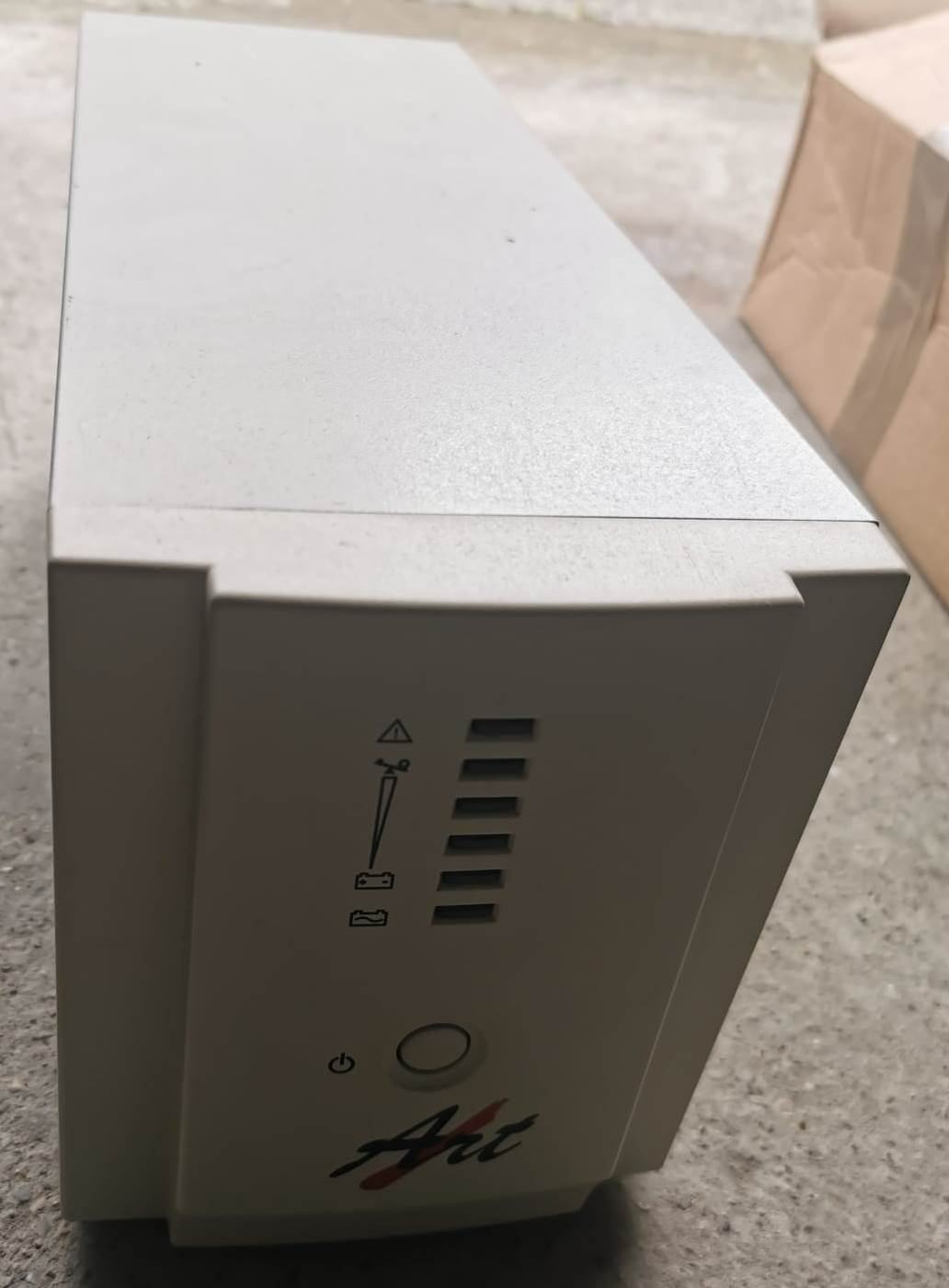 UPS ARTronic 1000 VA / 600 W neprekidno napajanje