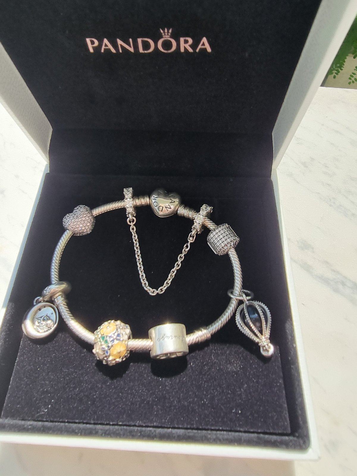 Pandora narukvica sa privjescima