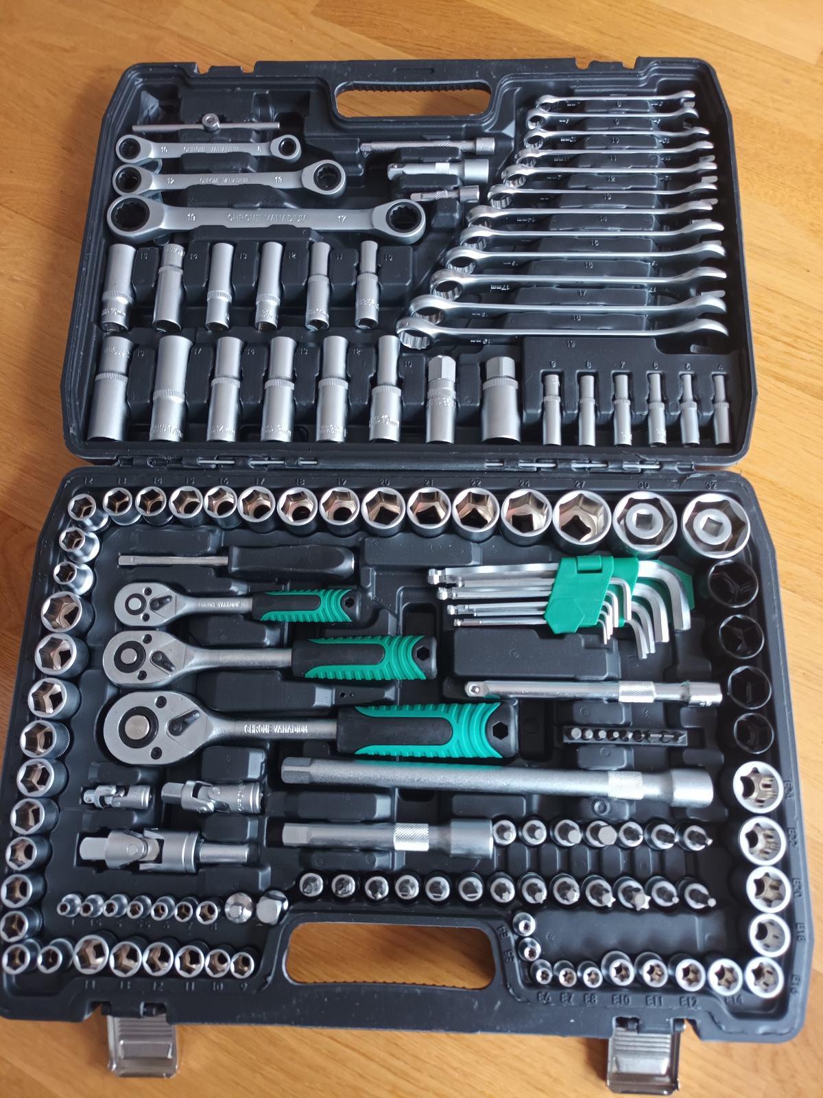 Veliki set gedora i set ključeva Novo