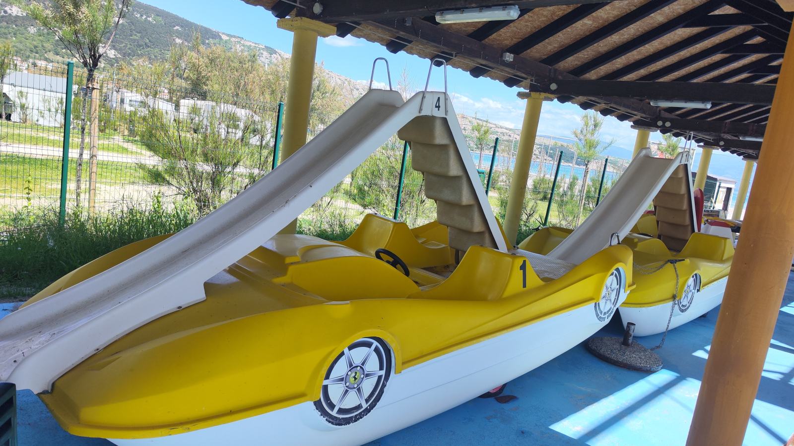 Prodajem 3 pedaline i 2 water bike