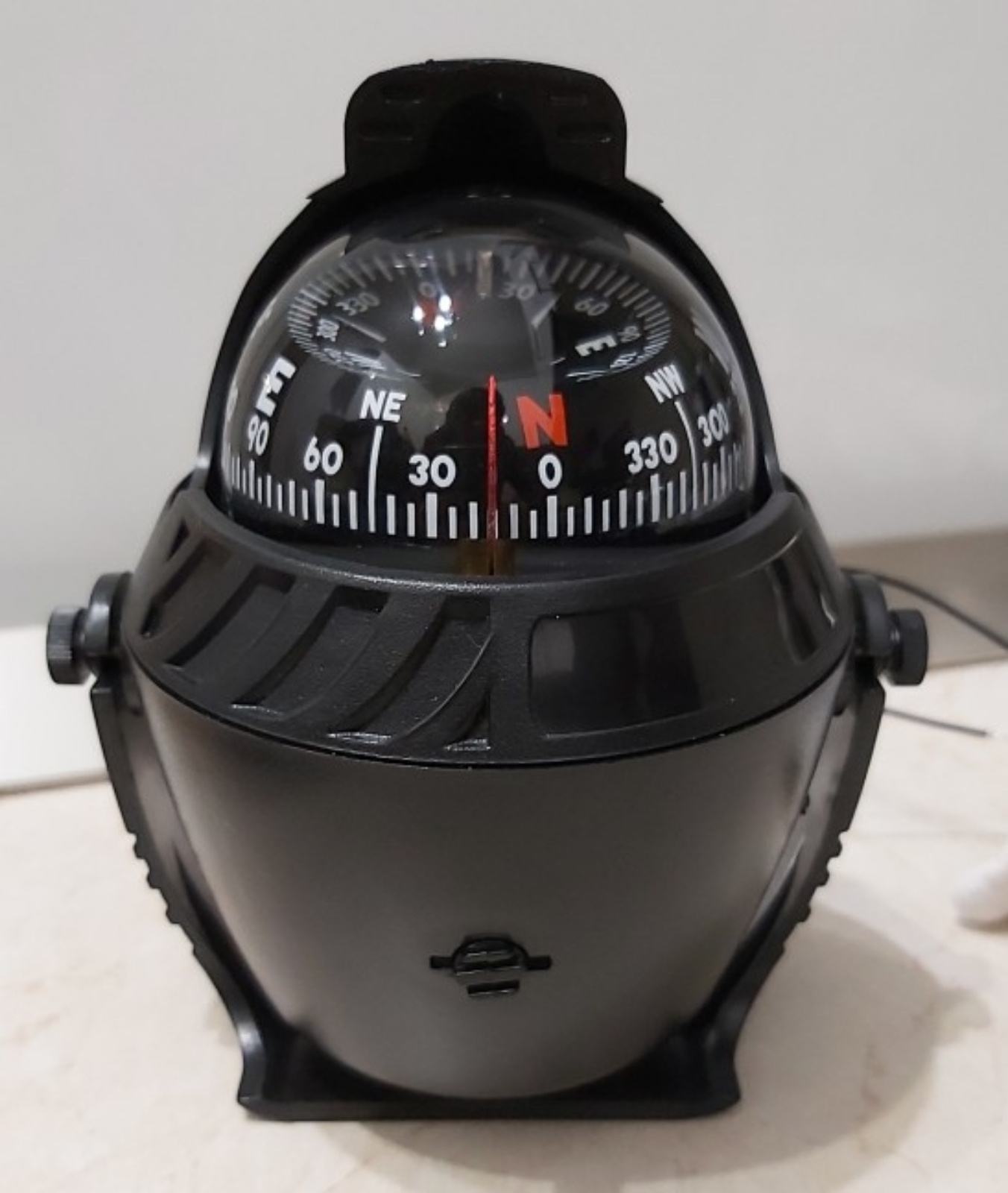 Kompas sa svjetlom i stalkom