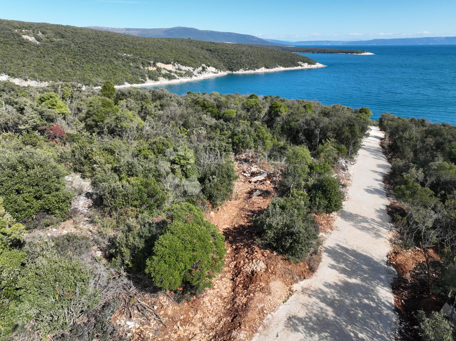 16350 m² šume uz more