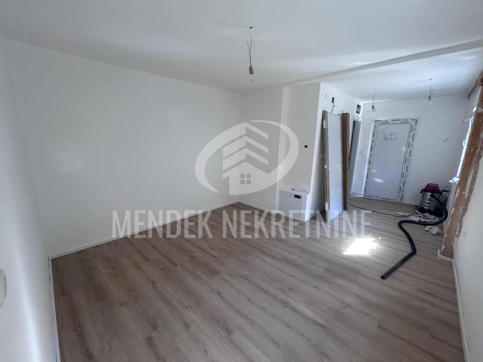 2S stan 35 m2, kompletno uređen, parkirno mjesto, terasa (prodaja)