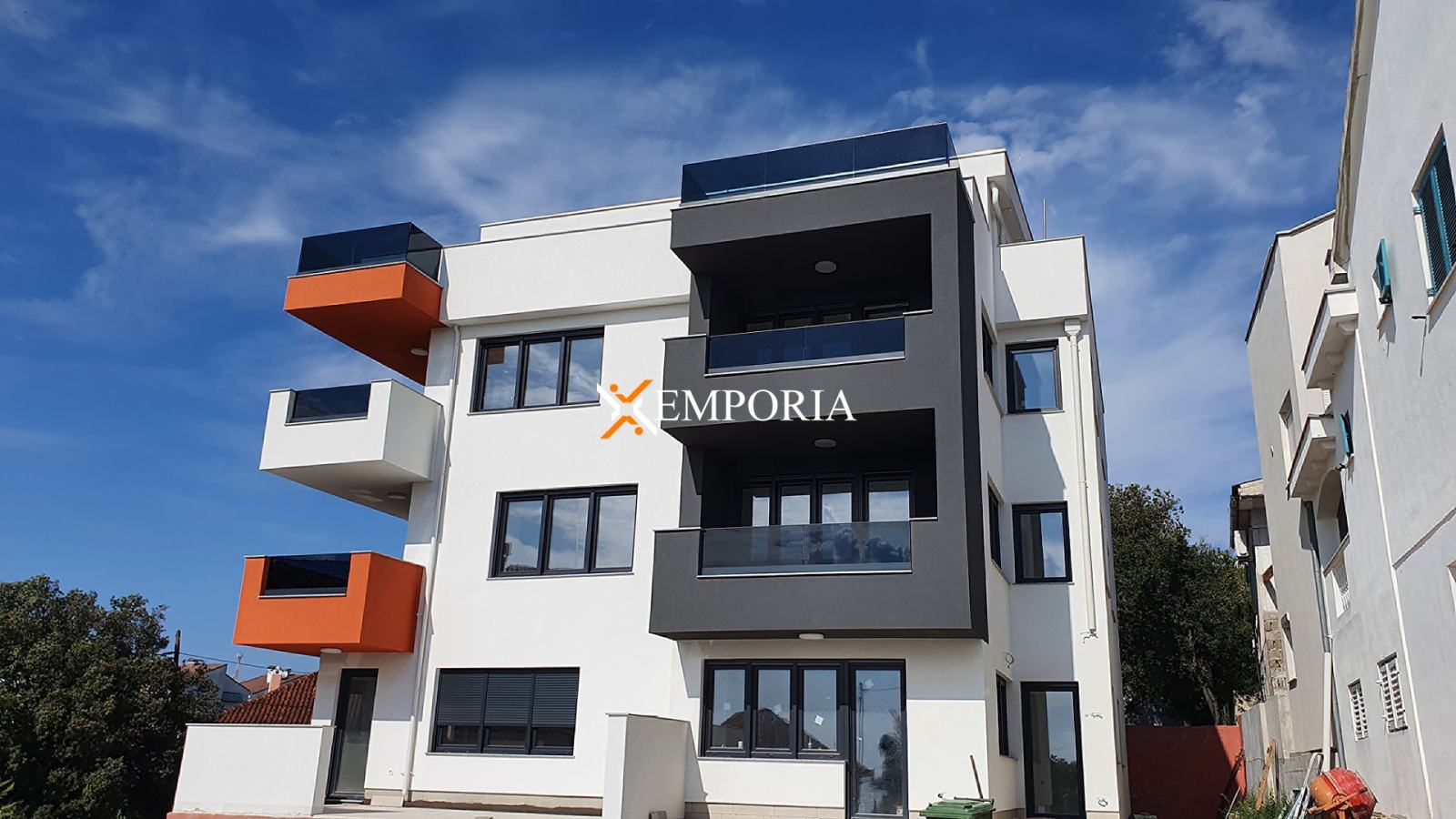 Novi apartman s garažom, 40 m od mora - Petrčane