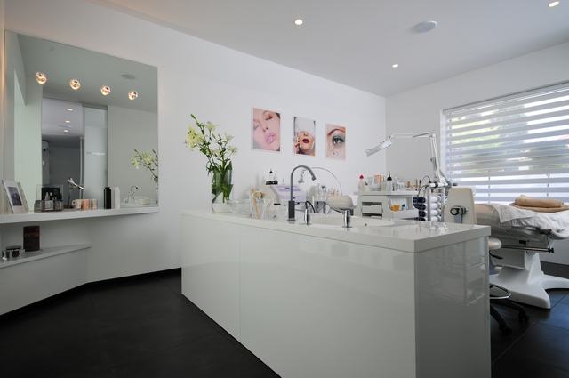 Najam!! IZUZETNO ATRAKTIVAN kozmet. salon, 120m2, Petrova* (iznajmljivanje)