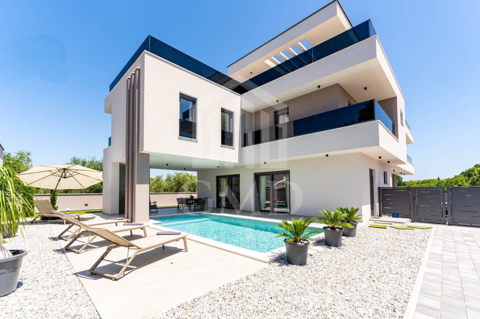 ATRAKTIVNA VILA NA ODLIČNOJ LOKACIJI (prodaja)