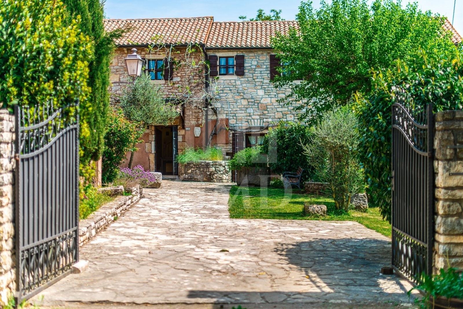 AUTENTIČNA KAMENA VILA U SRCU ISTRE (prodaja)
