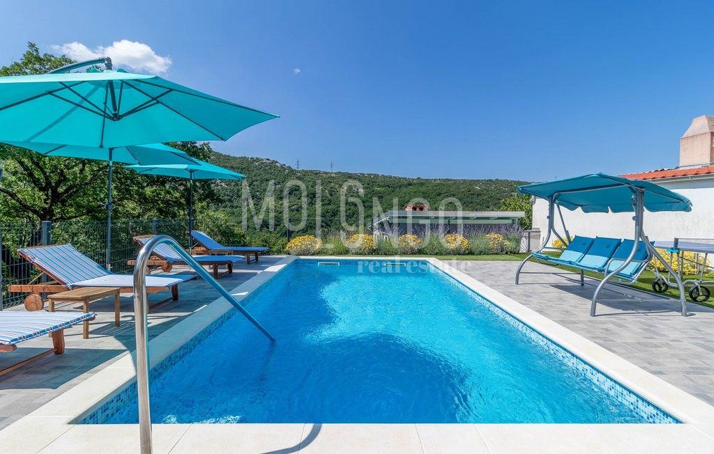 BAKARAC, kuća s dva stana, bazen, sauna, konoba-grill (iznajmljivanje)