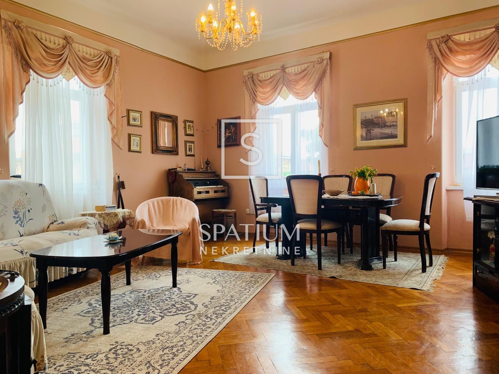 BELVEDER, ODRŽAVAN OBITELJSKI STAN NADOMAK KORZA (prodaja)