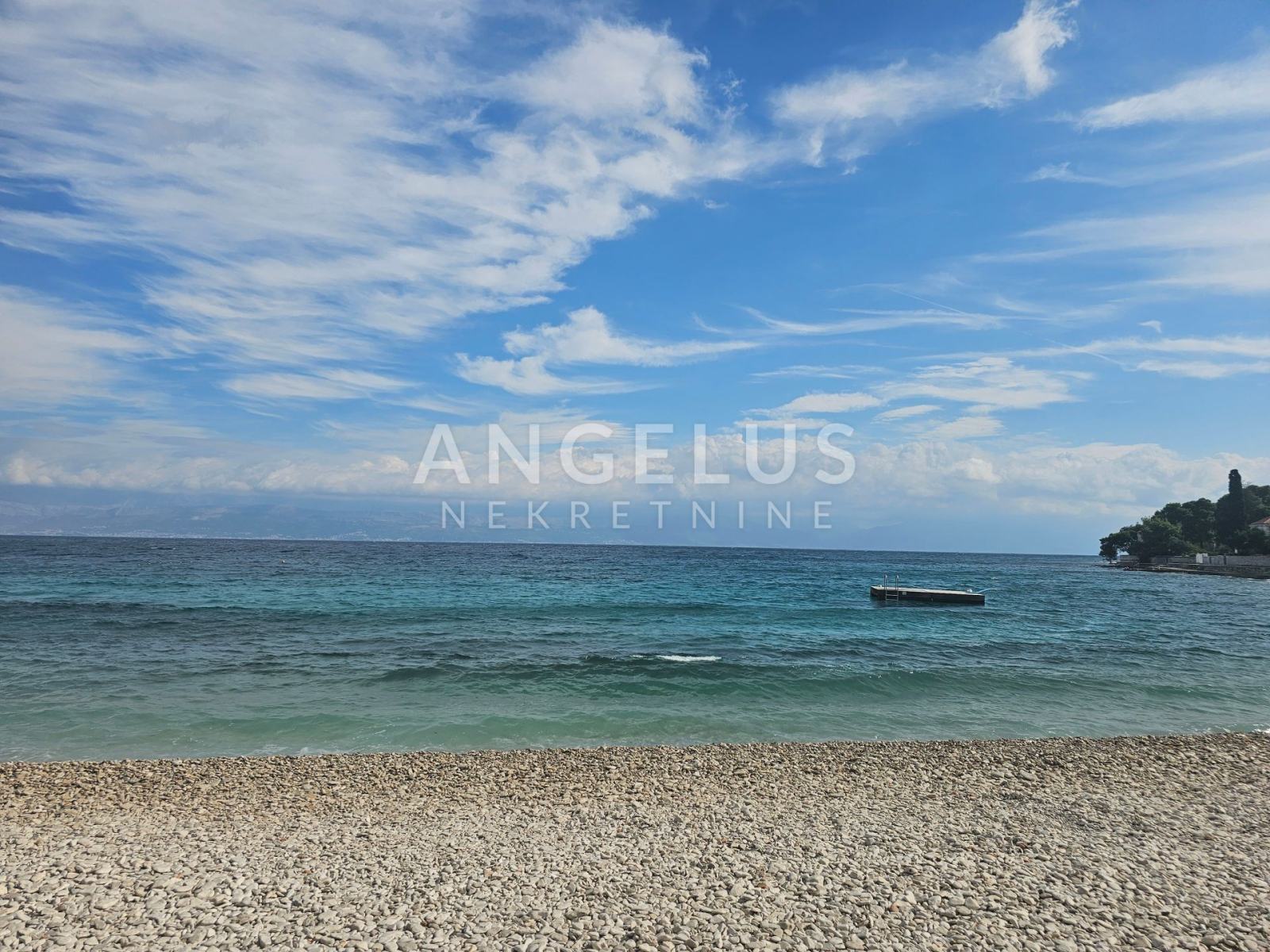 Brač, Sutivan - kamena kuća, 1.red uz more (prodaja)