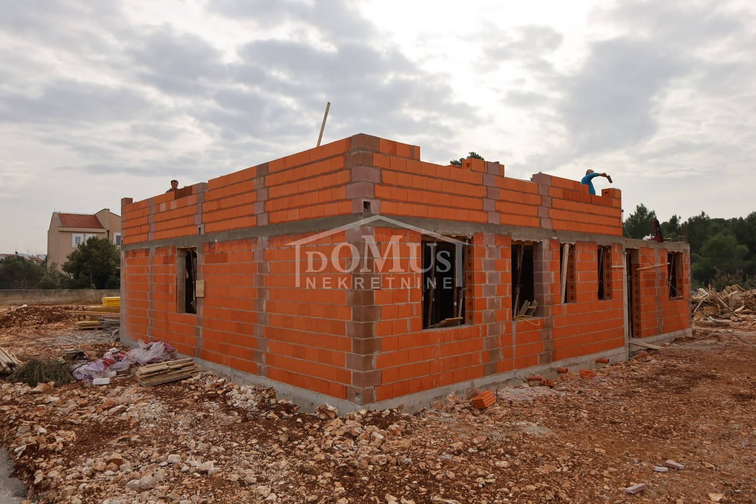 Brodarica 3-soban apartman u prizemlju, vrt, 600 m do plaže (prodaja)