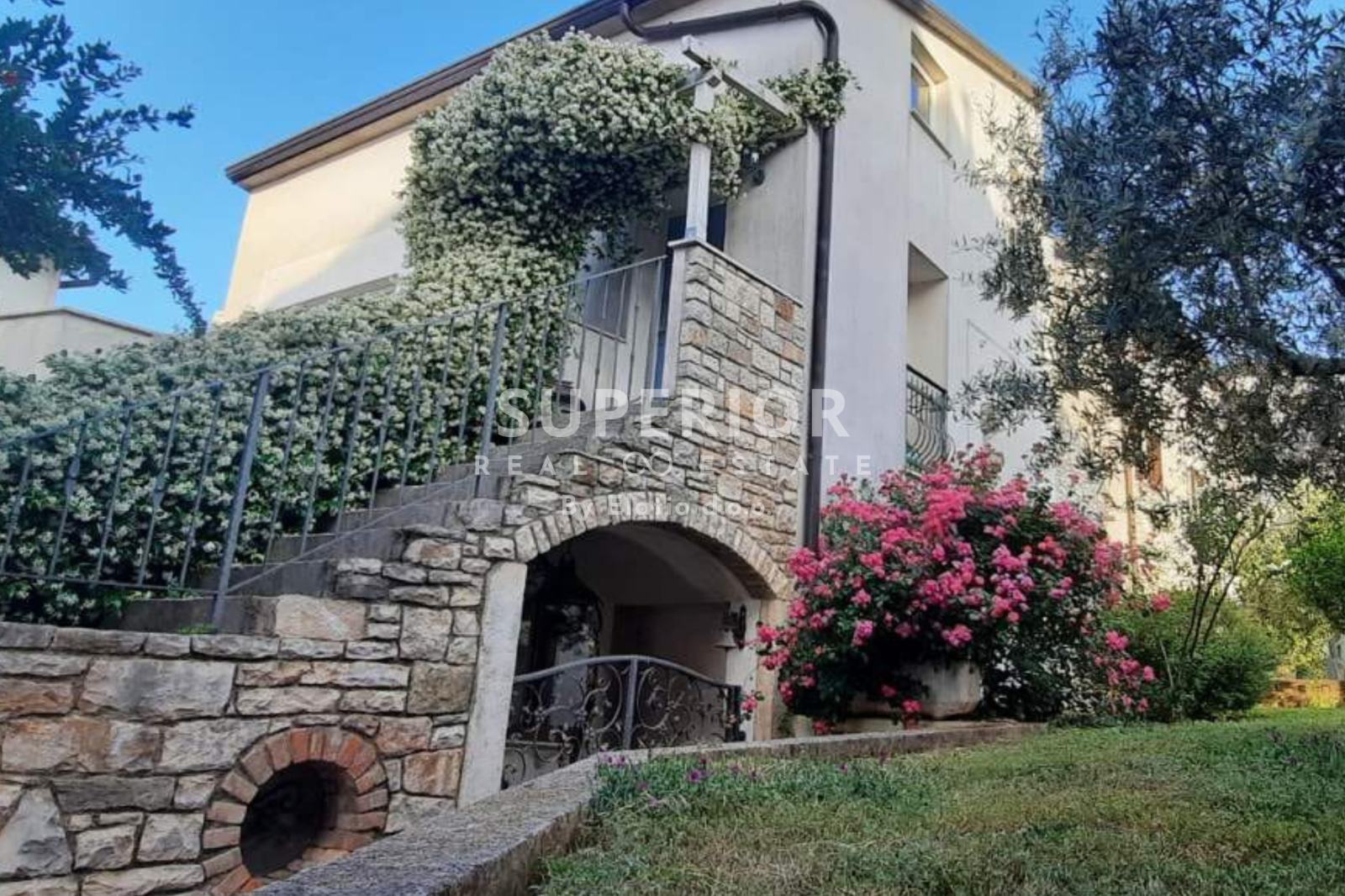 Brtonigla – dvojna kuća 82 m², 2 terase, centar, 2 km od mora, adaptir ...