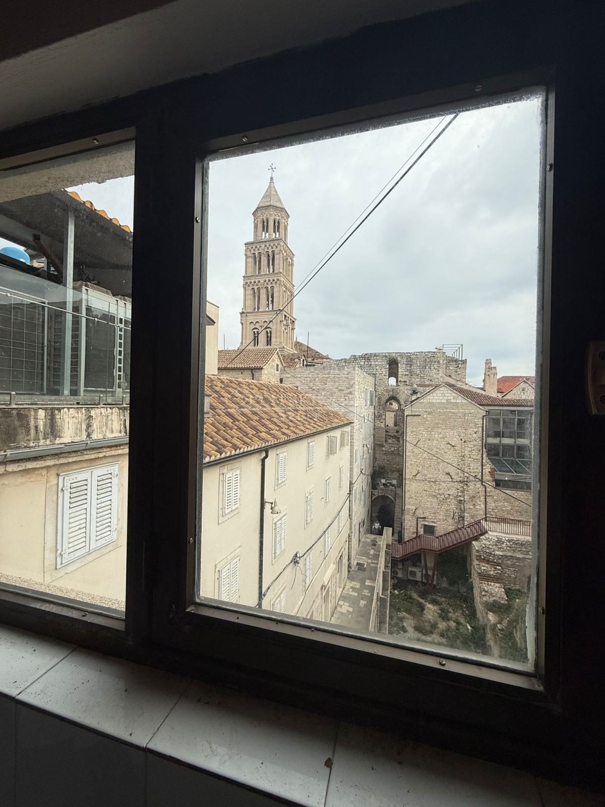 CENTAR GRADA, SPLIT-DVOETAŽNI STAN 63M2-INVESTICIJA! (prodaja)