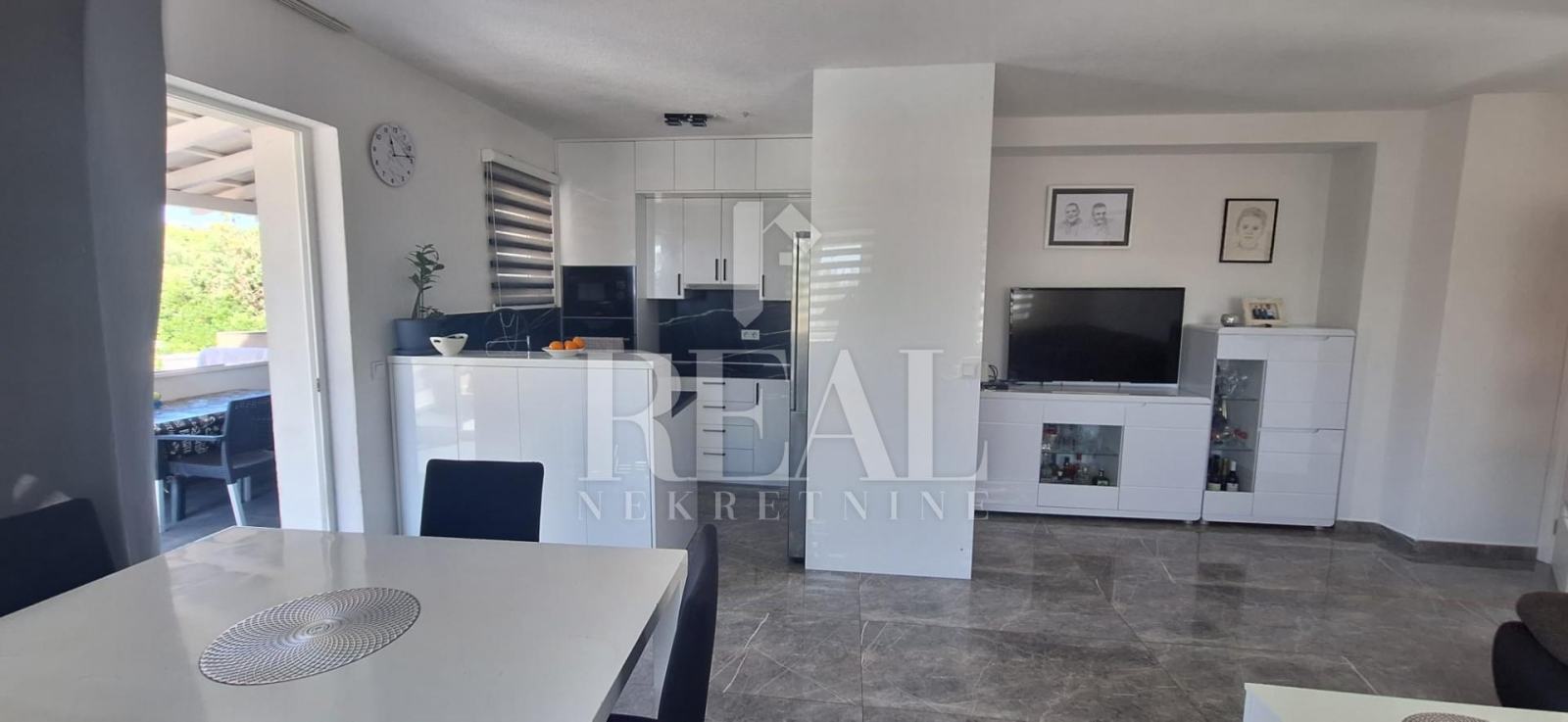 PRILIKA ČITATI OGLAS Stan 2S+DB 60.36 m2 + terasa 26 m2 + dva stana u (prodaja)