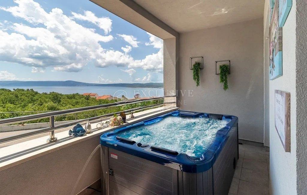 CRIKVENICA - APARTMAN S JACUZZIEM I ZAJEDNIČKIM BAZENOM (prodaja)