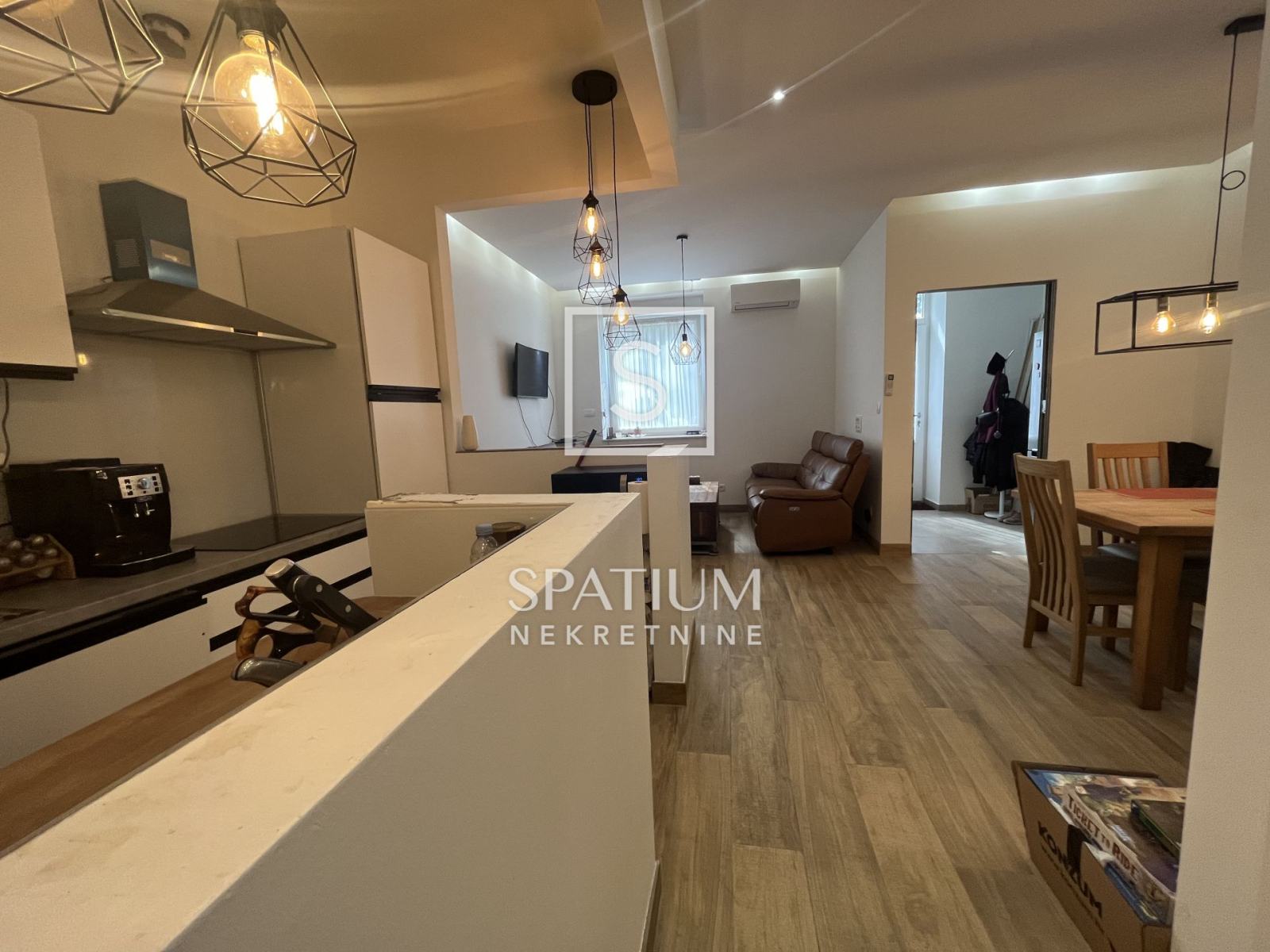 CRIKVENICA, STAN U SAMOM CENTRU (prodaja)