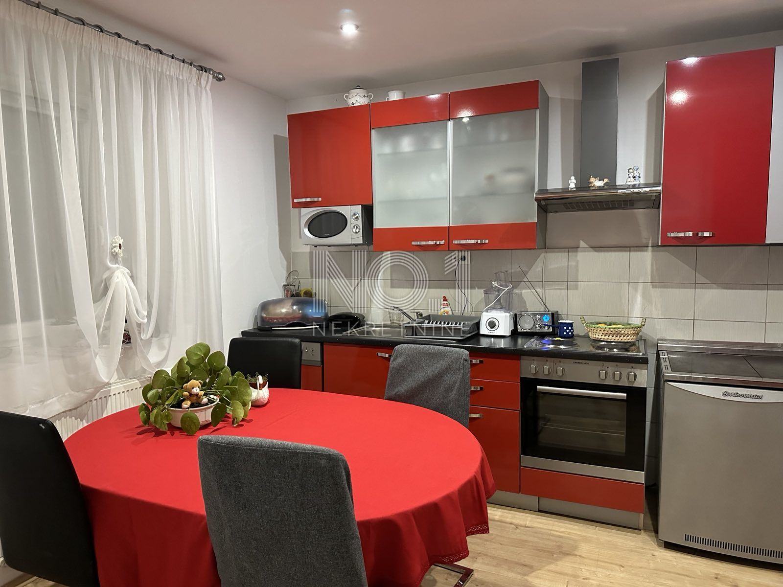 Delnice - kuća u samom centru okružena zelenilom (prodaja)