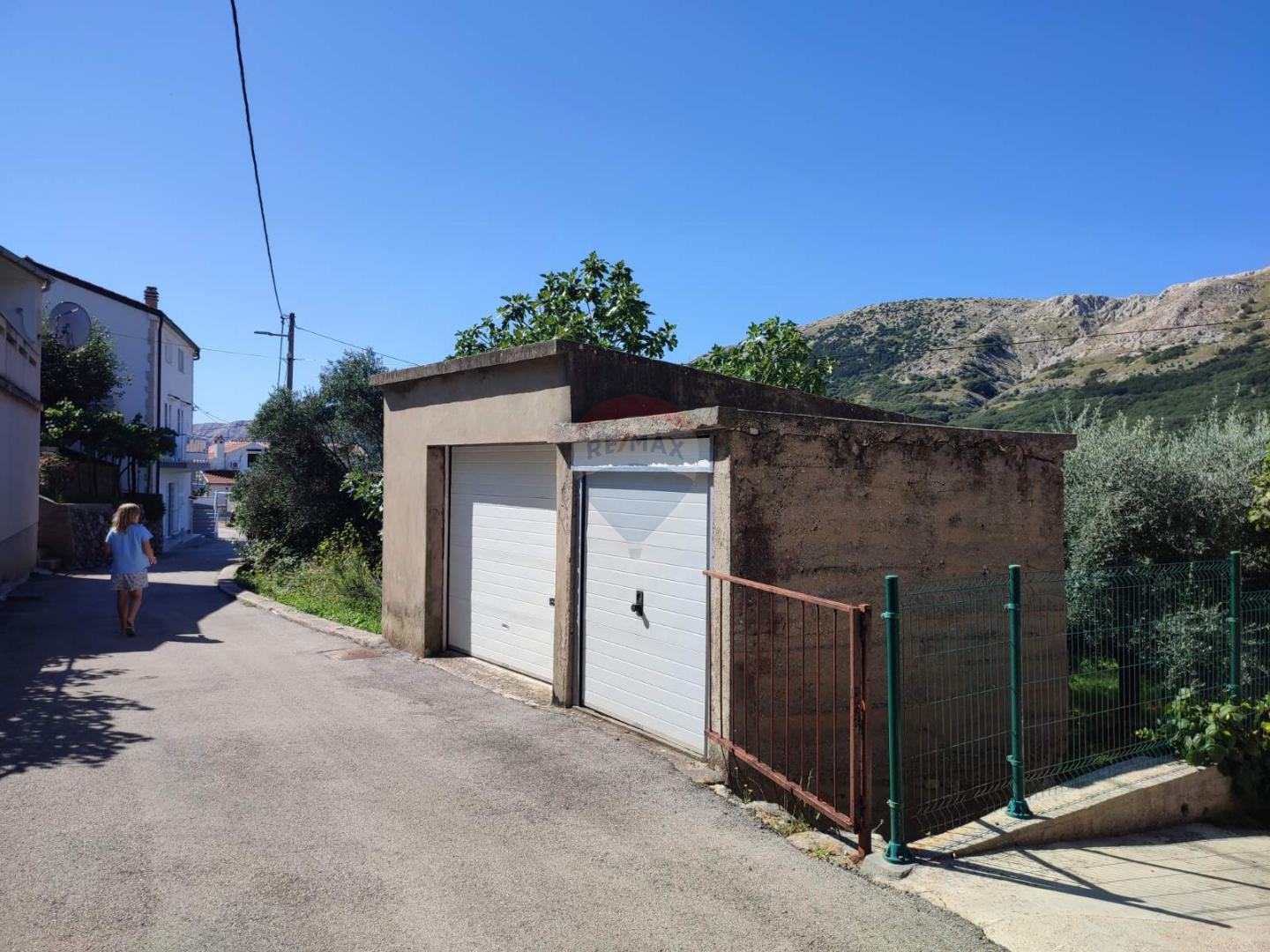 Draga Bašćanska - garaža 18m2, spremište 5 m2 i maslinik 120 m2 (prodaja)