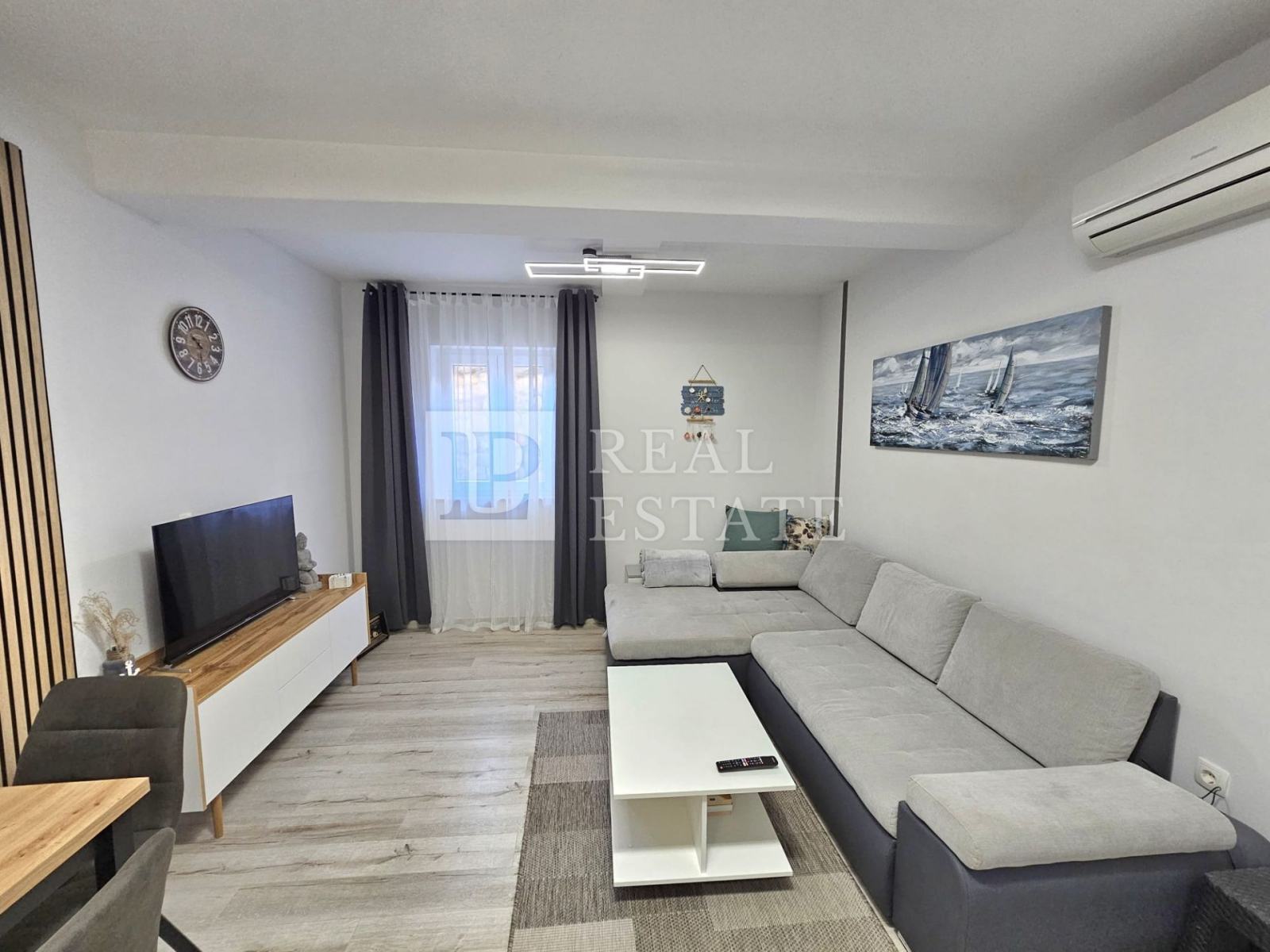 DRAMALJ - stan u prizemlju s terasom (prodaja)