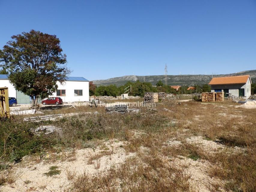 Dubrava kod Šibenika - građevinsko zemljište s halom