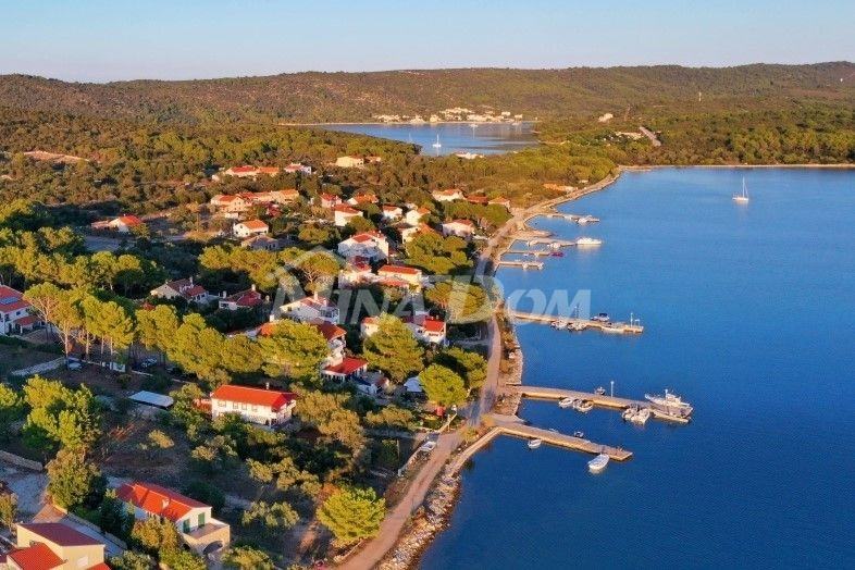 Dugi otok Verunić prvi red zemljište