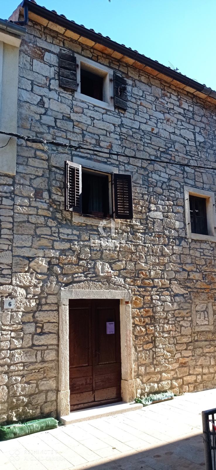 Dvoetažni stan u samom centru Novigrada (prodaja)