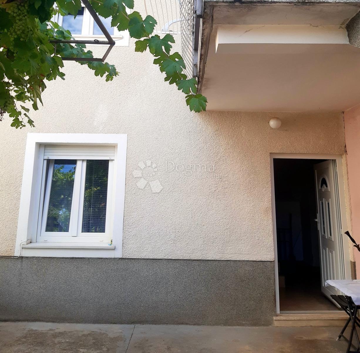 Dvojna kuća u centru Selca (prodaja)